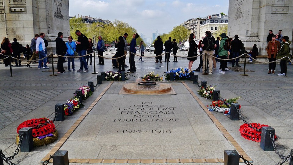 11 novembre 1920 – Le corps du Soldat inconnu est convoyé jusqu’à l’Arc de Triomphe ...